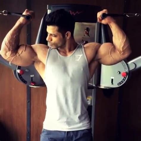 Muscle Guy Shows Muscles Thisvid Com