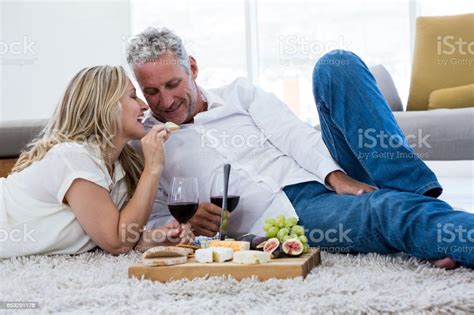 양탄자에 누워 있는 동안 사람에 게 음식을 먹이 웃는 여자 남자에 대한 스톡 사진 및 기타 이미지 남자 와인 45 49세 Istock