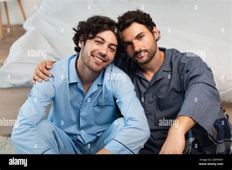 Jeune couple homosexuel Banque de photographies et dimages à haute résolution Alamy