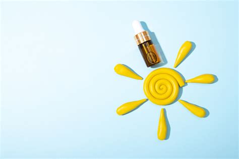 안면 관리를 위한 미용 제품 파랑 배경에 피펫과 노란색 플라스틱 모델링 점토 태양 유리 병에 세럼 Spf로 케어하기 위한 에센셜 오일 스킨 케어 보습 미 라벨에 대한 스톡