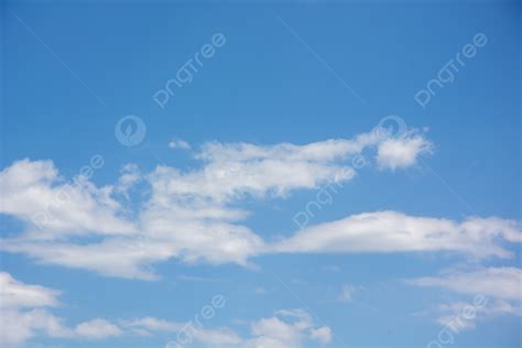 푸 른 하늘 에 흰 구름 이 맑 고 투명 하 다 배경 파란 하늘 바 이윤 푸른 하늘과 흰 구름 배경 일러스트 및 사진 무료