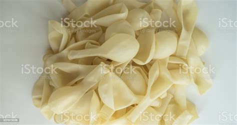 흰색 배경 복고풍 빈티지 스타일 위에 절연 Deflated 흰색 고무 공기 풍선 Carnival에 대한 스톡 사진 및 기타 이미지 Carnival 갈색 고등학교 이하