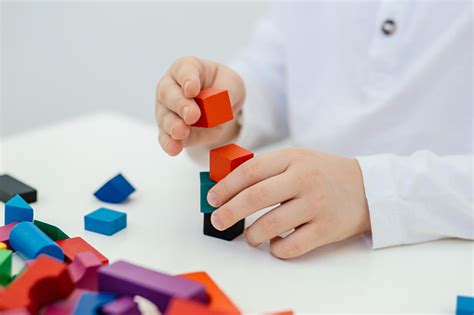 미취학 아동의 발달의 개념 디자이너는 손의 미세 운동 기술을 개발합니다 홈 스쿨링 개념에 대한 스톡 사진 및 기타 이미지 개념 개발 건설 산업 Istock