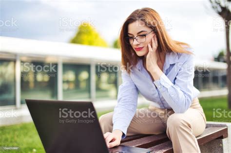 젊은 얼간이 빨간 머리 백인 여자 독서 에 노트북 에 옥외 20 29세에 대한 스톡 사진 및 기타 이미지 20 29세 건물 외관 공부 Istock