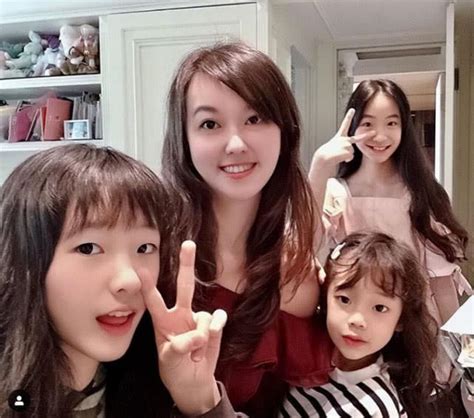 小s三个女儿罕见同框亮相！大女儿最耐看，小女儿很调皮