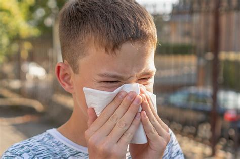 십대 소년은 나무와 자동차의 배경에 종이 손수건에 자신의 코를 불면 재채기 감기와 독감에 대한 스톡 사진 및 기타 이미지 감기와 독감 개화기 건강 진단 Istock