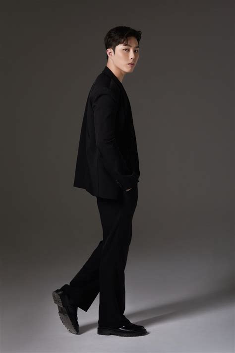 남자 전신 프로필사진촬영 포즈 비타스튜디오