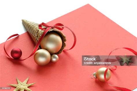 산호색 종이에 Xmas 골드 볼 별과 리본과 황금 와플 아이스크림 콘 텍스트 메리 크리스마스 흰색에 고립 된 Xmas 장식 배열