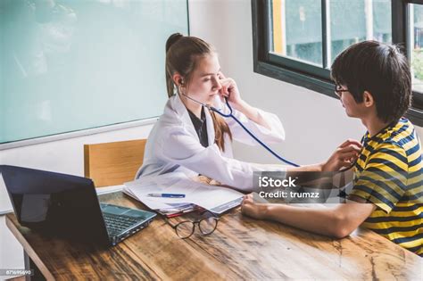 젊은 꽤 미래의 의사는 환자를 치료 하는 방법을 학습 하는 클래스에 간호사에 대한 스톡 사진 및 기타 이미지 간호사 건강관리와 의술 교육 Istock