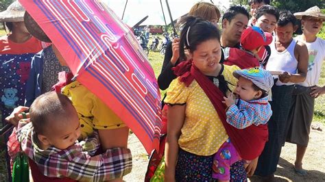 မုိးညႇင္းတြင္ မဲေပးရန္ ေနပူထဲ ဇြဲရွိရွိ တန္းစီေစာင့္ဆုိင္း ဓာတ္ပုံ