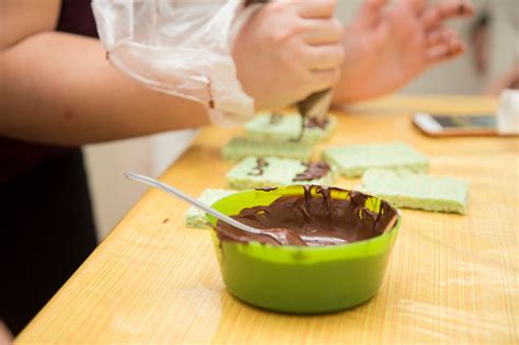 일부 디저트의 준비의 세부 가로 이미지 초콜릿 크림으로 장식 0명에 대한 스톡 사진 및 기타 이미지 0명 가득 찬 노랑 Istock