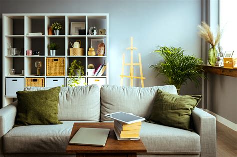 배경에 회색 소파가있는 거실 인테리어와 작은 테이블에 책과 노트북이 있습니다 배경 주제에 대한 스톡 사진 및 기타 이미지 배경 주제 아늑한 책 Istock