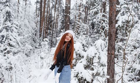 겨울 배경에 긴 빨간 머리를 가진 젊은 빨간 머리 소녀 겨울 자연의 배경에 흰색 모자를 입은 빨간 머리의 여성 겨울에 대한 스톡 사진 및 기타 이미지 Istock