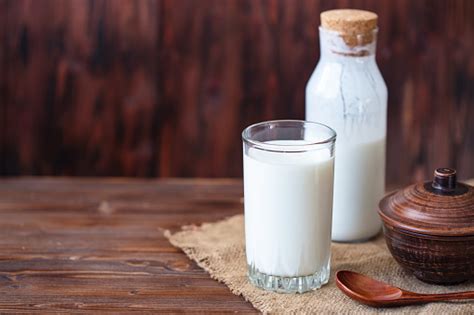 집에서 만든 케 피어 테이블에 유리 Probiotics와 요구르트 차가운 발효 유제품 음료 유행 음식 및 음료 복사 공간 소박한 스타일 건강한 생활방식에 대한 스톡 사진 및