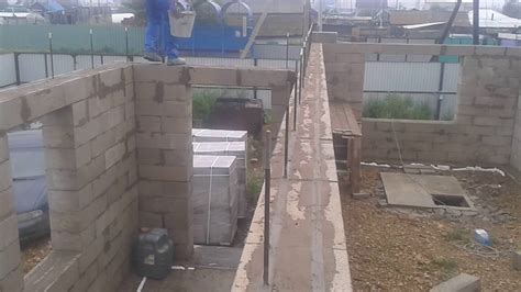 Крепление балок и мауэрлата на газобетон закладными шпильками - YouTube