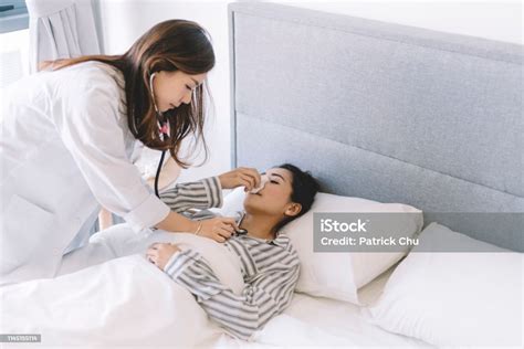 아시아 중국 여자 의사 주는 의료 검사 하기 환자에 침대에 집 2명에 대한 스톡 사진 및 기타 이미지 2명 감기와 독감 건강 진단 Istock