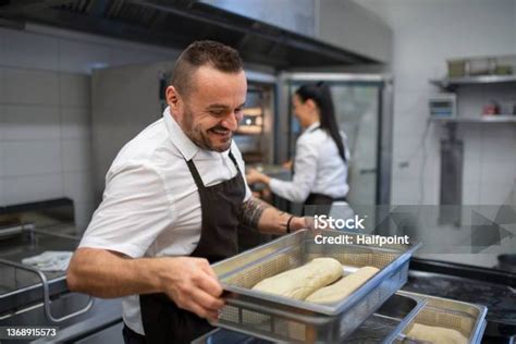 레스토랑 주방에서 실내에서 요리를 선보이며 요리하세요 요리사에 대한 스톡 사진 및 기타 이미지 요리사 레스토랑 부엌 Istock