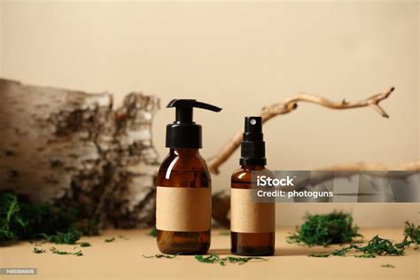 Spa 천연 유기농 화장품 포장 디자인 호박색 유리 디스펜서와 빈 라벨 모형이있는 스프레이 병 나뭇 가지 자작 나무 껍질 및 배경에 이끼 샤워 젤에 대한 스톡 사진 및 기타