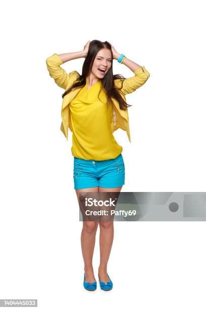 기쁨의 비명을 지르는 노란색과 파란색 옷을 입은 행복한 어린 소녀의 전체 길이 Full Body Isolated에 대한 스톡