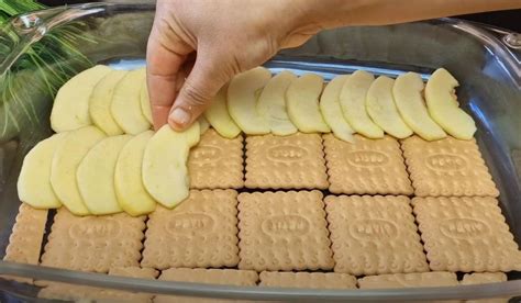 Нарязвам ябълките на филийки слагам ги върху бисквитките и слагам да се пече Рецепта за пълна