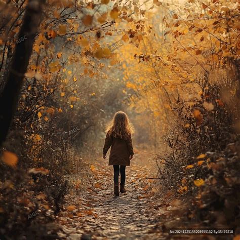 Ai创作图秋天黄昏背影 秋天的背影 秋天背影 秋天人物背影 金黄色背影 林中女孩背影 银杏树下的背影 走向秋天 银杏林里的小姑娘 森林中的女孩