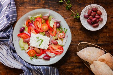 페타 치즈 토마토 오이 양파 칼라마타 올리브를 곁들인 신선한 전통 그리스 샐러드 호리아티키 초리아티키와 신선한 수제 빵 숟가락에 대한 스톡 사진 및 기타 이미지 Istock