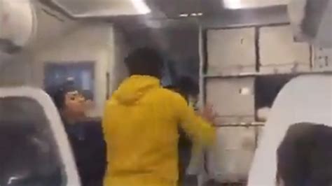 印度一航班因大雾延误13小时机长宣布还要等待时 一乘客情绪失控冲上前掌掴机长 凤凰网视频 凤凰网