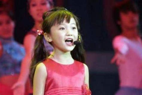 当年在奥运会上唱歌的小女孩，现在过得怎么样？