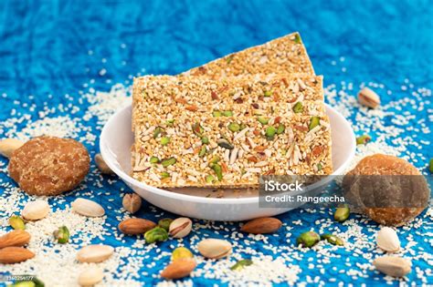 겨울 진미 마카르 산크란티 또는 로흐리 미타이 피스타 가작으로 알려진 구르 가자크 가자크 가작 틸 패티 또는 파디 틸쿠트는 틸굴 참깨 재거구 아몬드 바담과 피스타치오로