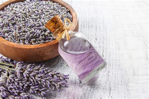 신선한 라벤더 꽃과 흰색 나무 소박한 테이블에 말린 라벤더 씨앗 아로마 테라피 스파 마사지 개념라벤더 에센셜 오일의 유리 병 0명에 대한 스톡 사진 및 기타 이미지 Istock