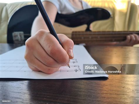 음표의 연필로 어쿠스틱 기타를 연주하는 어린이 또는 청소년의 손 개념에 대한 스톡 사진 및 기타 이미지 개념 고등학교 이하 공부 Istock