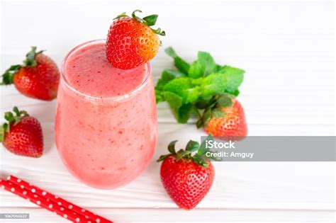 딸기 요구르트 과일 주스 스무디 핑크 다채로운 과일 주스 밀크 블렌드 음료 건강 한 고 단백 흰색 바탕에 유리 음료 에피소드 아침에 맛 있는 맛 건강한 식생활에 대한 스톡