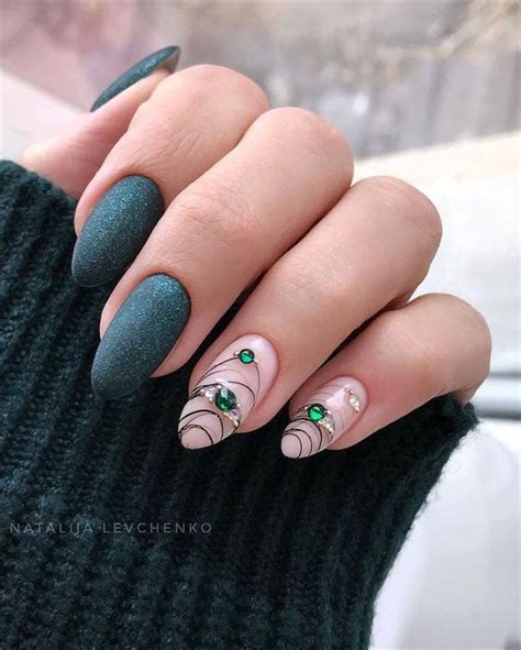 Черен френски маникюр с декораци За Жената