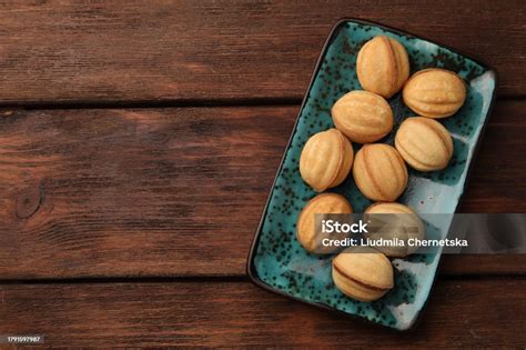 나무 테이블에 삶은 연유를 곁들인 맛있는 견과류 모양의 쿠키 평면도 텍스트를 위한 공간 0명에 대한 스톡 사진 및 기타 이미지 0명 견과 끓는 물에 삶기 Istock