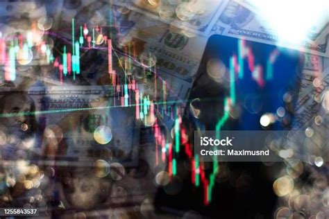 기술적 가격 그래프 및 지표 파란색 테마 화면의 빨간색 및 녹색 촛대 차트 시장 변동성 위 및 아래 추세 주식 거래 암호화 통화