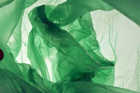 비닐 봉지 폴 리 에틸렌은 배경으로 사용할 수 있습니다 카드 포스터 배너 디자인에 대 한 템플릿입니다 녹색 배경입니다 자신만의 텍스트와 디자인을 위한 공간 0명에 대한 스톡