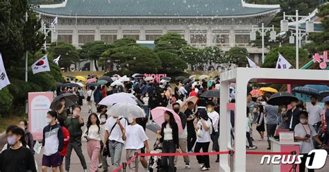 청와대 개방 146일만 누적 관람객 200만 명 돌파