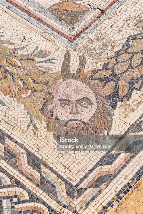 Uthina 고고학 유적지에서 사티로스의 머리가 있는 로마 모자이크 바닥 0명에 대한 스톡 사진 및 기타 이미지 0명 고고학 고대의 Istock