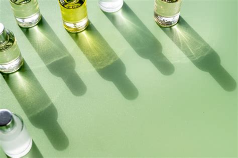 녹색 배경에 향수의 투명 병 자연 채광과 그림자 여성과 남성의 본질 개념 녹색 배경에 대한 스톡 사진 및 기타 이미지 녹색 배경 캐모마일 0명 Istock