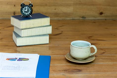 사업 보고서 그래프 나무 테이블에 넣어 커피의 경찰 알람 시계 및 왼쪽 측면 테이블에 오버레이 0명에 대한 스톡 사진 및 기타 이미지 Istock