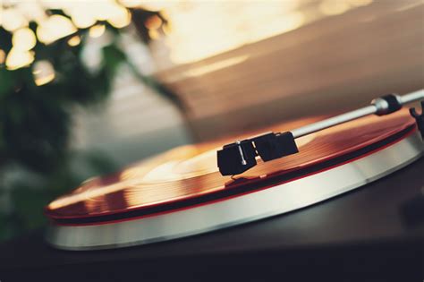 흰색 바탕에 턴테이블 비닐 레코드 플레이어 디스크 자키에 대 한 복고풍 오디오 장비 Dj가 재생 음악을 혼합 하는 사운드 기술 빨간 비닐 기록 및 바늘 흰색 냄비에 실내