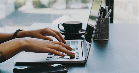 사무실에서 노트북에서 일하는 인식 할 수없는 사업가의 클로즈업 샷 손에 대한 스톡 사진 및 기타 이미지 손 아프리카 민족 아프리카계 미국 민족 Istock