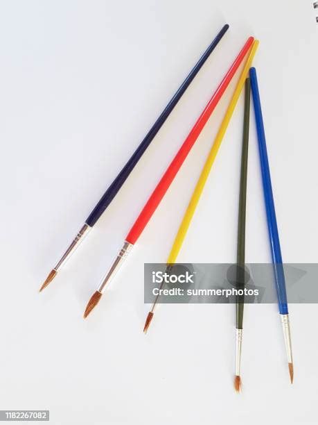 텍스트에 대한 흰색 빈 배경에 격리 된 새로운 브러시 를 페인트 개념에 대한 스톡 사진 및 기타 이미지 개념 개념과 주제 개체 그룹 Istock