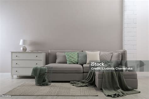 큰 회색 소파와 방의 밝은 벽 근처의 서랍장 인테리어 디자인 깔개에 대한 스톡 사진 및 기타 이미지 깔개 녹색 거실 Istock