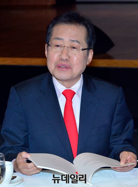 포토 미소짓는 홍준표 후보 Save Internet 뉴데일리