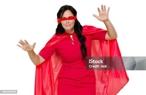 정면보기 1 인 허리 까지 성인 아름다운 검은 머리 백인 여성 젊은 여성 슈퍼 히어로 헤로인 영웅 서 드레스 아이 마스크