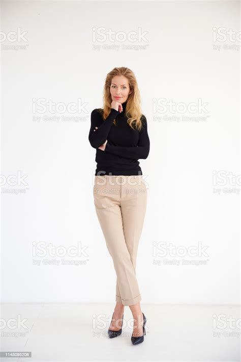 고립 된 배경에서 서 있는 동안 우연한 옷을 입고 매력적인 중 년 여자의 전체 길이 샷 40 49세에 대한 스톡 사진 및 기타 이미지 40 49세 50 59세 가득