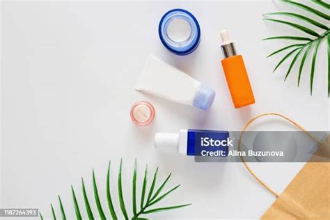 천연 유기농 화장품으로 평평하게 누워 녹색 잎흰색 배경에 크림 스킨 케어 미용 피부과 개념 탑 뷰 모형 오버헤드 0명에 대한 스톡 사진 및 기타 이미지 Istock