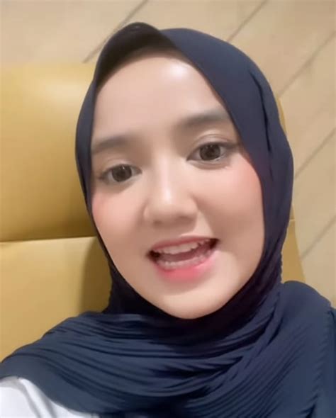 8 Potret Wirda Mansur Saat Berlibur Ke Pantai Hingga Naik Helikopter