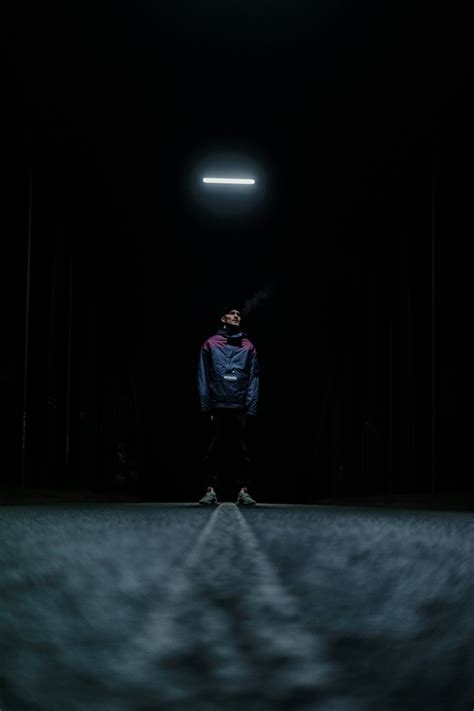 도로 한가운데에 서 있는 파란 재킷을 입은 남자 사진 Unsplash의 무료 조명 이미지